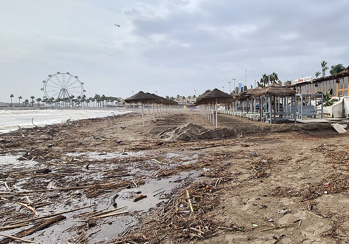 El temporal deja sin arena la playa de La Carihuela | Diario Sur